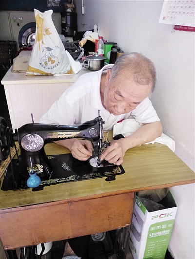 带着情感飞针走线 他踩的缝纫机响了50年