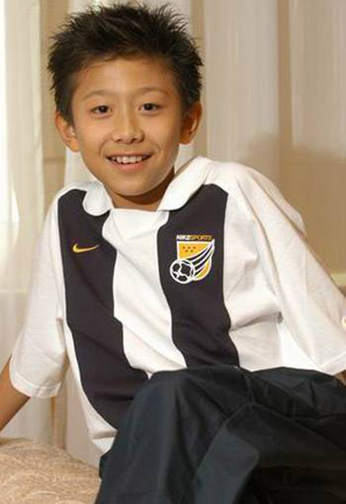 张一山YY LIVE直播首秀：笑称自己走红全凭运气_手机凤凰网