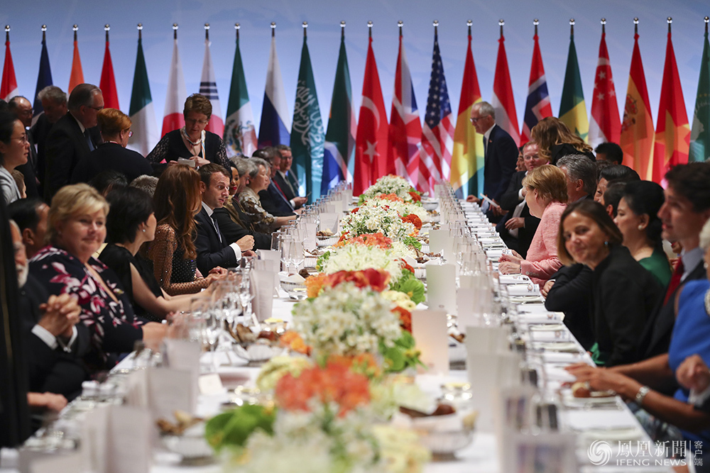 G20峰会晚宴现场 普京和美国第一夫人交谈