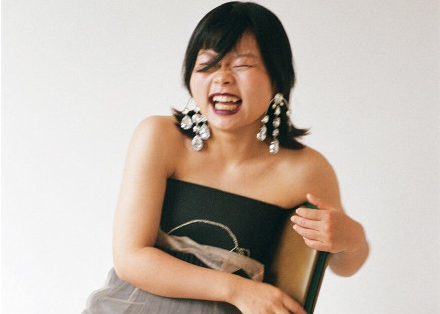 3unshine组合Cindy登杂志 透视蕾丝装配紫唇笑容自信_凤凰网