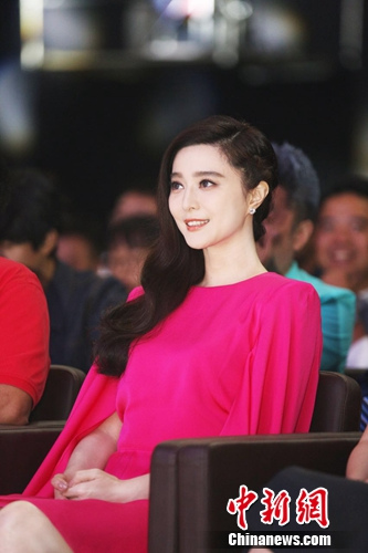 范冰冰直播眼睛微红 展现娇羞呆萌一面_凤凰资讯